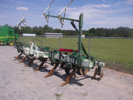 KMC 6 ROW RIPPER-BEDDER Tillage - John Deere MachineFinder